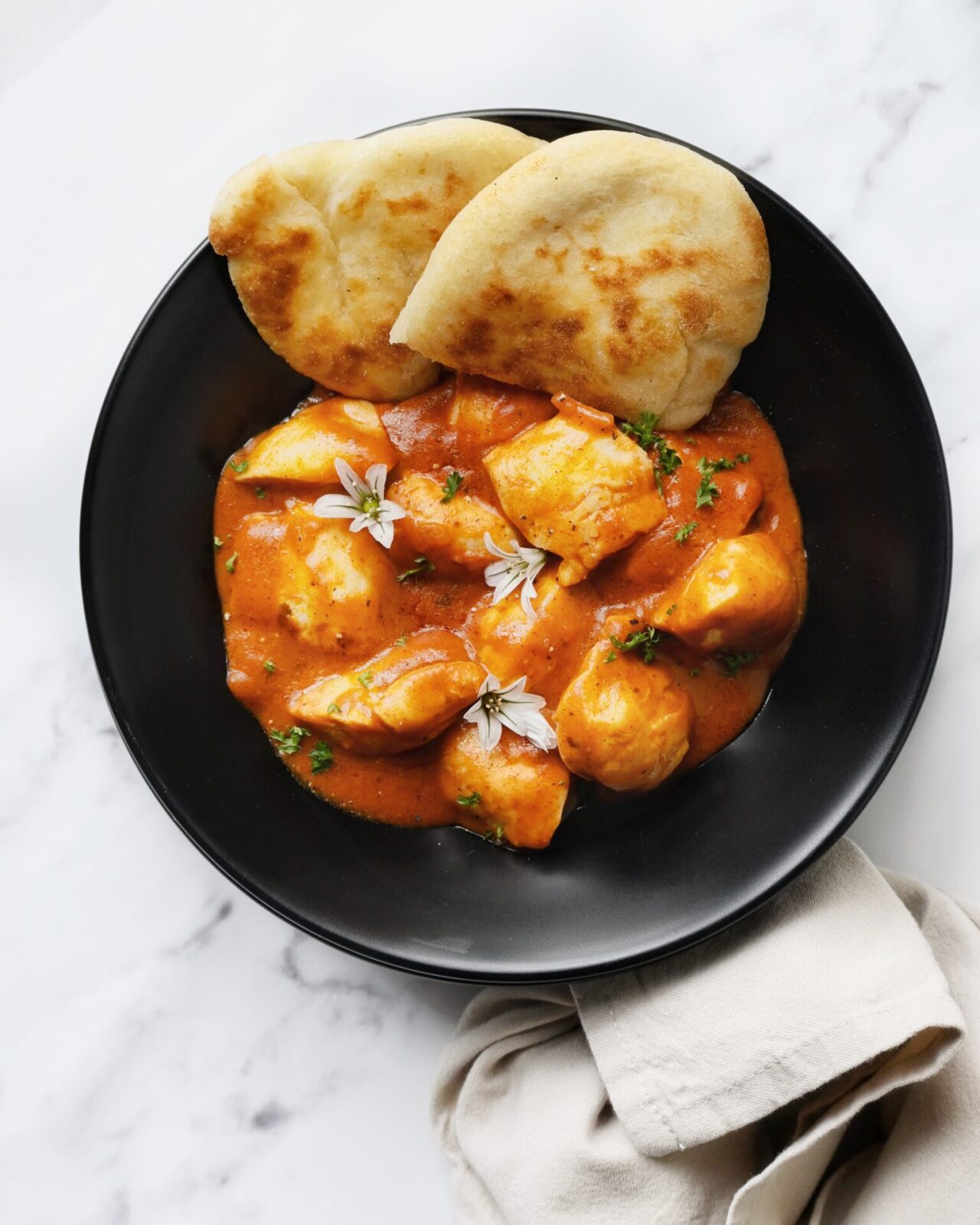 Kip Tikka Masala met naan: een gerecht boordevol smaak!